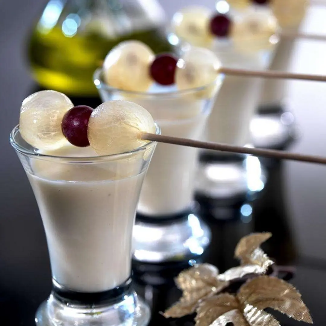 Chupito de crema de almendras con uvas y virutas de jamón - El gran ...
